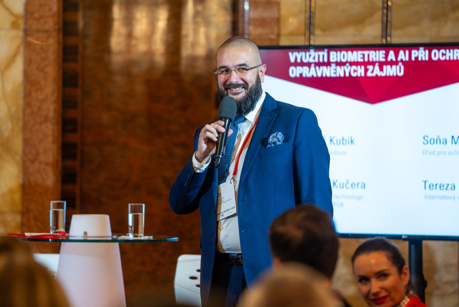 Před mikrofonem: Jak se připravuje nová legislativa o kritické ...